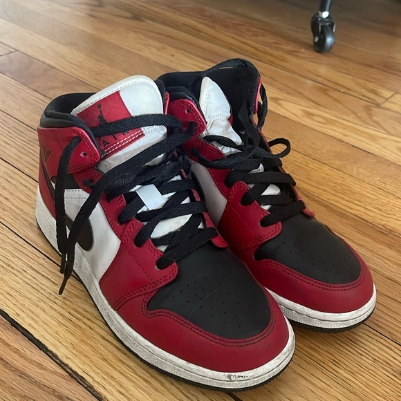 Nike | Shoes | Jordan Mid Chicago Black Toe | Poshmark